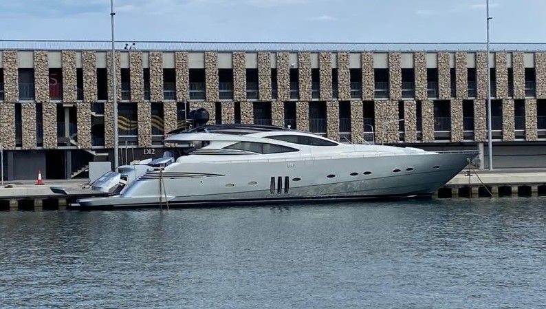 Gigaone yacht (Pershing, 27.43m, 2009)
